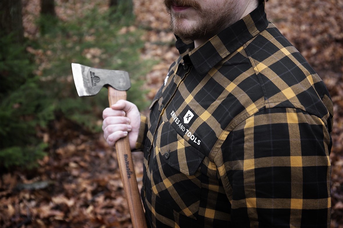 How do you sharpen an axe? Knivesandtools explains
